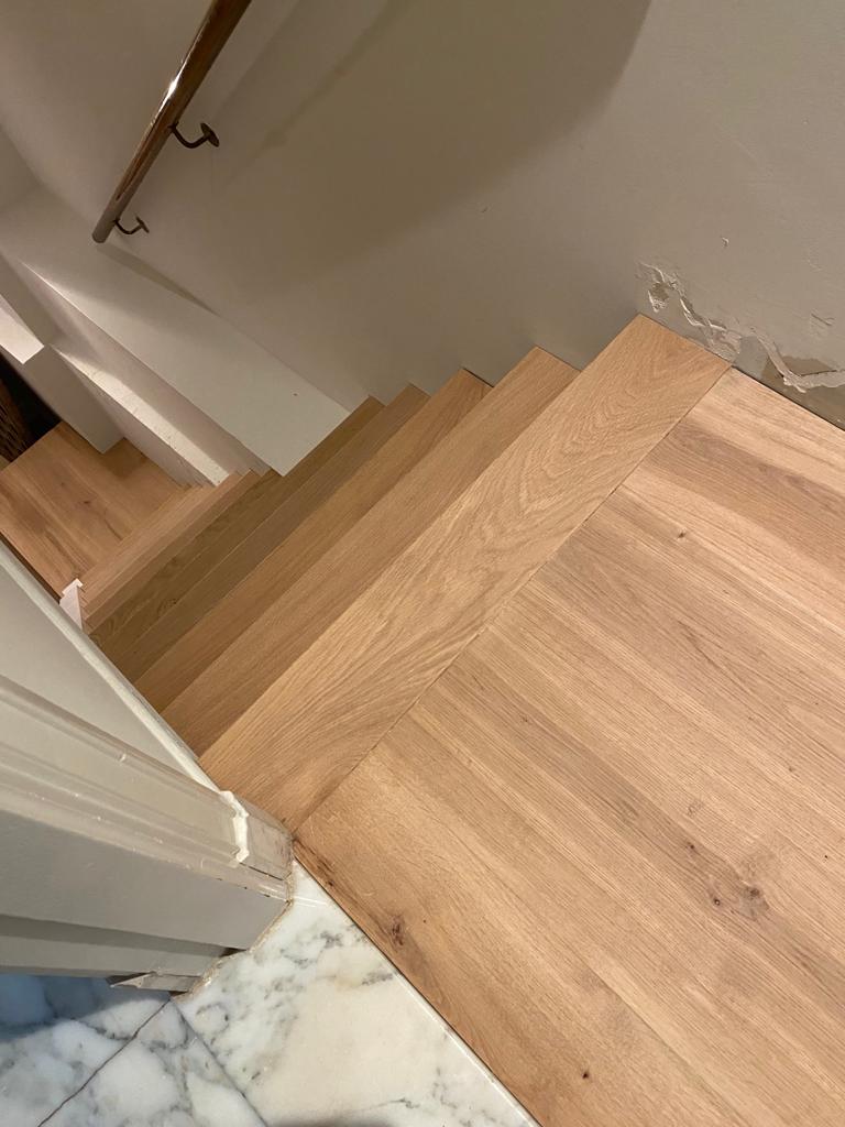 Bijzondere motief vloer, een eiken tapis ladder motief vloer en traprenovatie in Den Haag gelegd ...