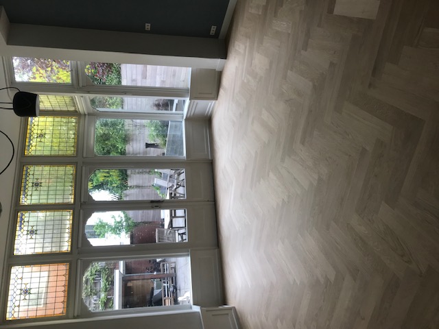 In Eelde heeft Holtz een grote eiken houten visgraat vloer gelegd