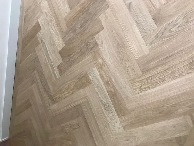 In Eelde heeft Holtz een grote eiken houten visgraat vloer gelegd