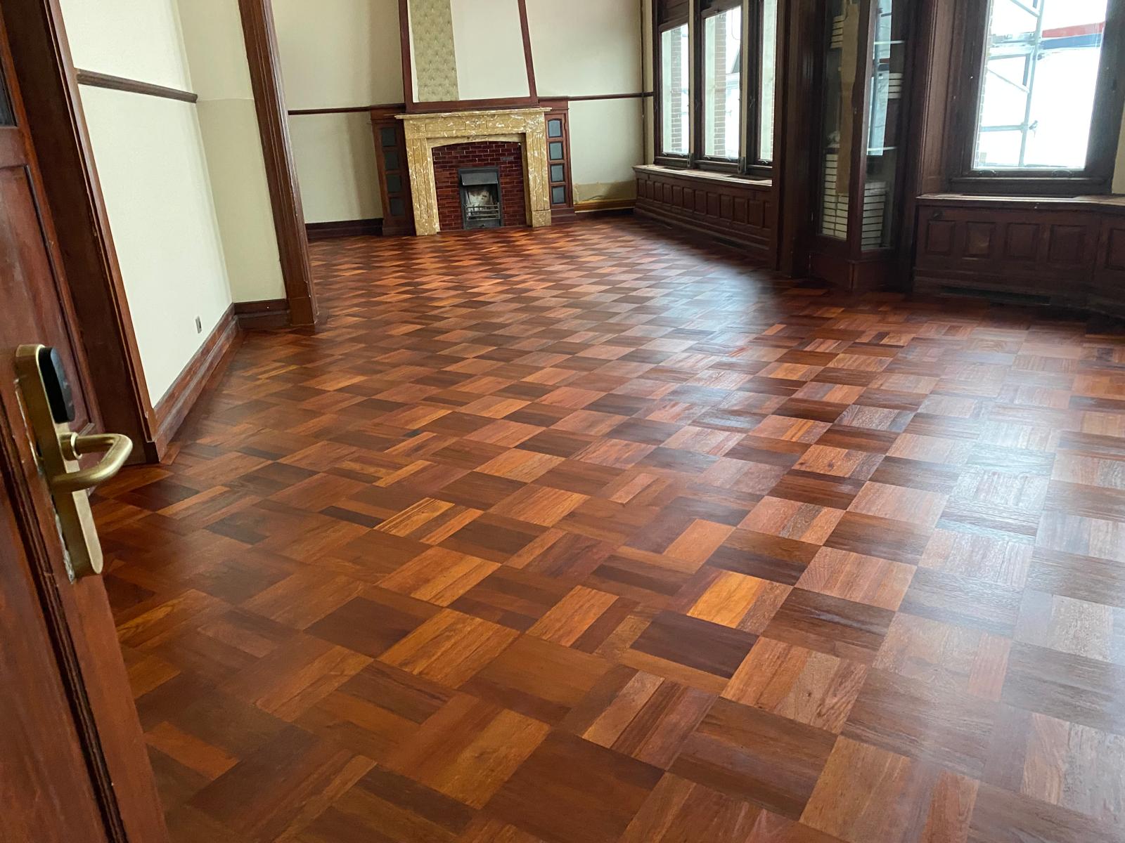 Houten vloer renovatie van een Merbau blokmotief aan het Zuiderdiep in ...