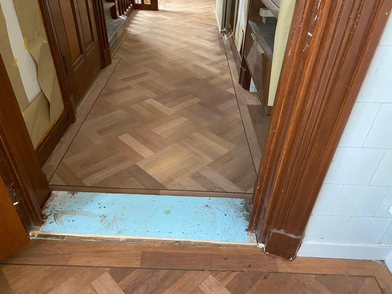 Houten vloer renovatie van een Merbau blokmotief aan het Zuiderdiep in ...