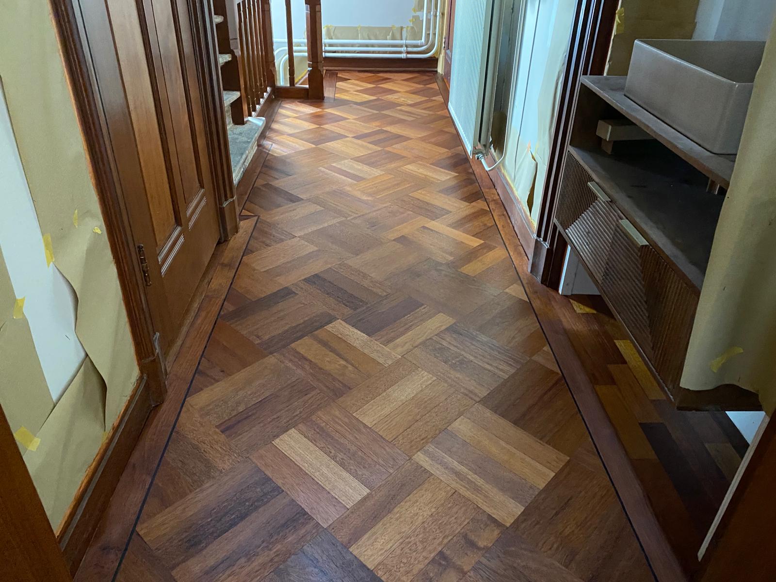 Houten vloer renovatie van een Merbau blokmotief aan het Zuiderdiep in ...